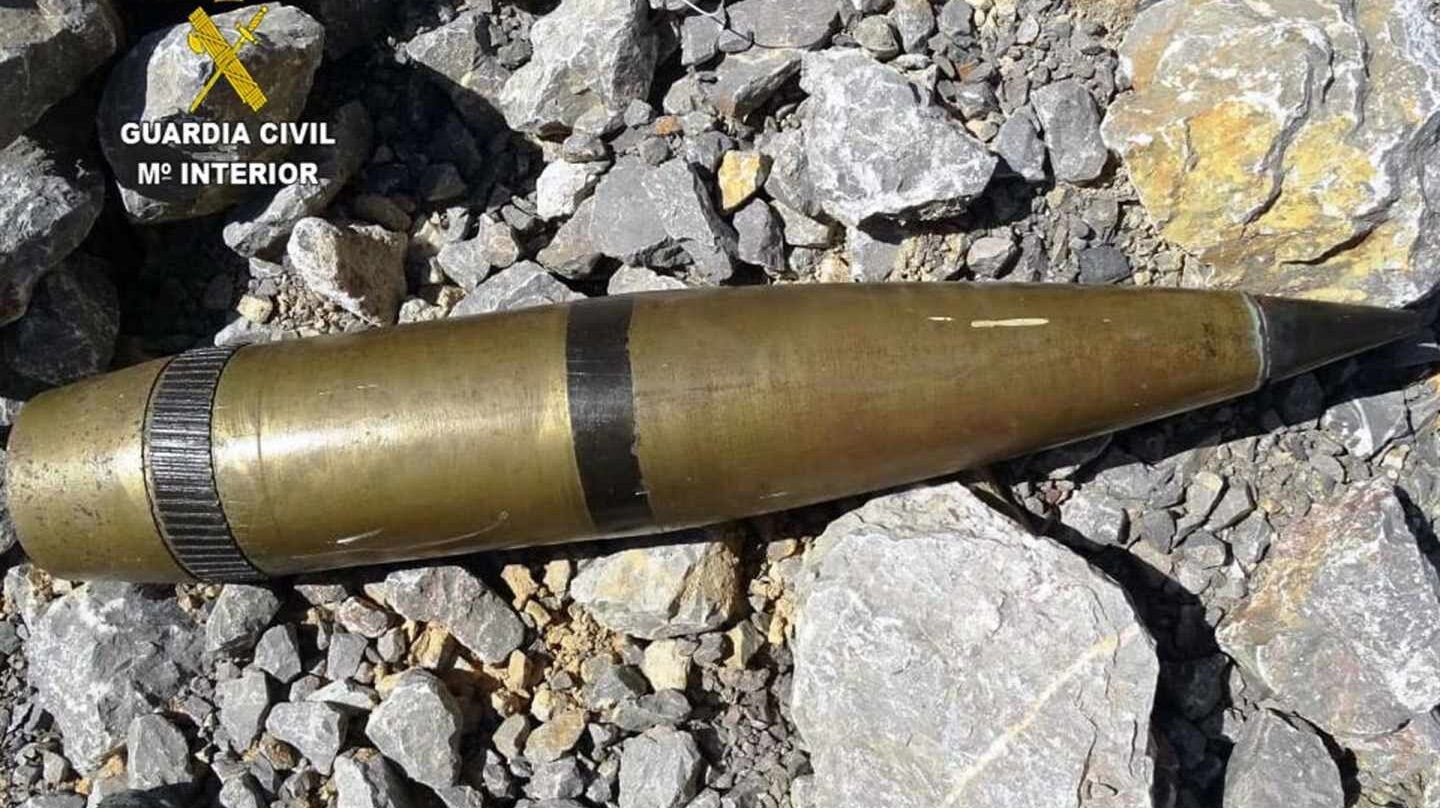 La Guardia Civil destruye un proyectil de casi un metro guardado en un ...