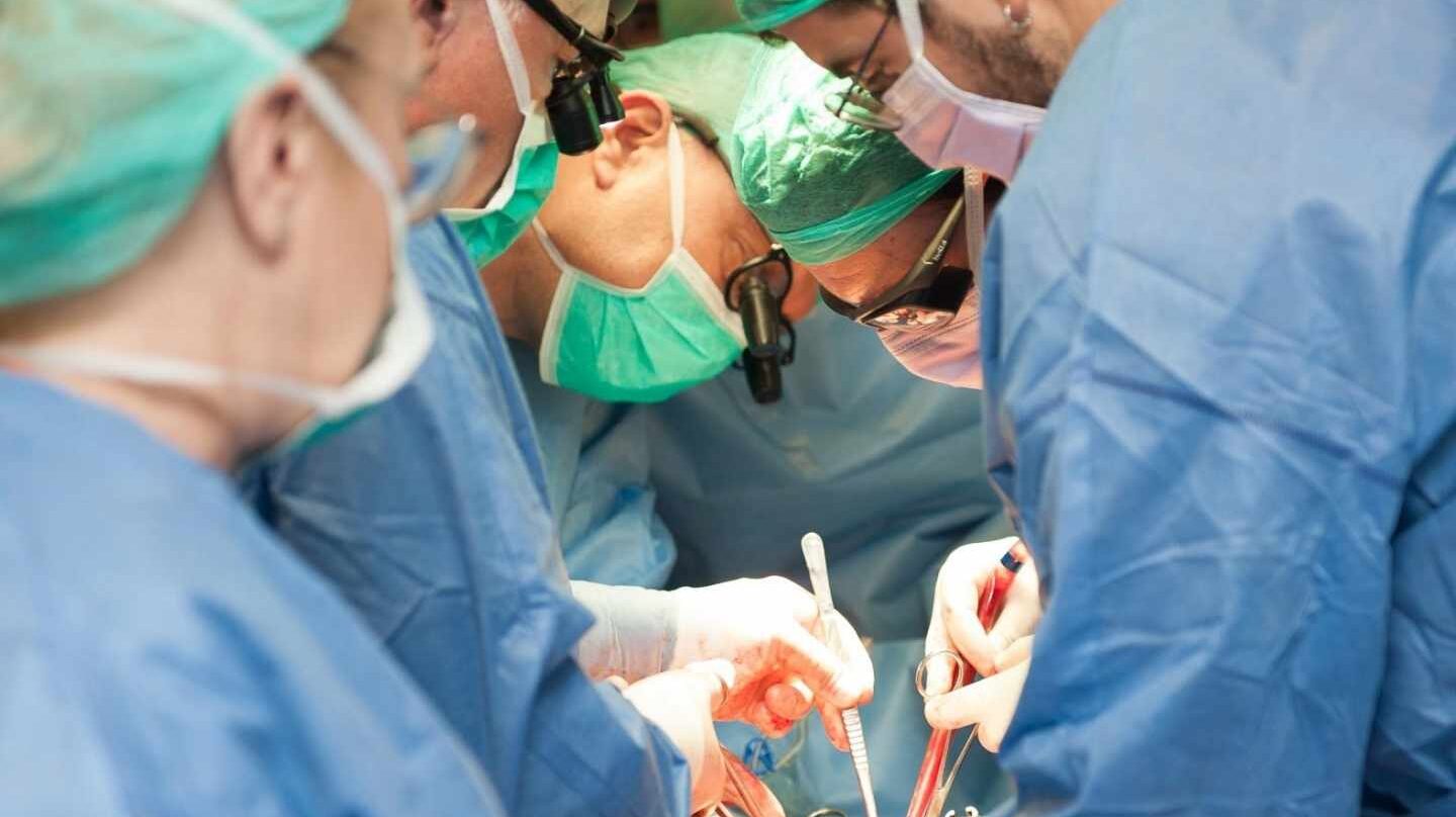Implantan con éxito un corazón artificial total, el segundo en España