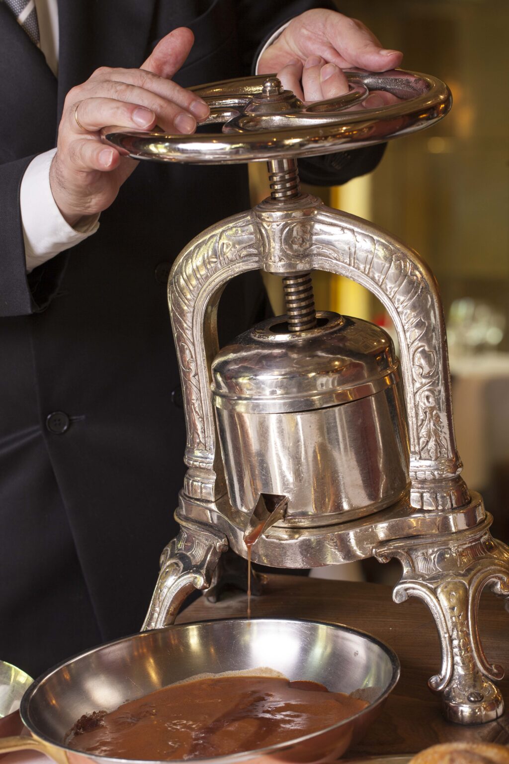 Horcher, lujo gastronómico para regalar en el Madrid de Salvador Dalí y ...