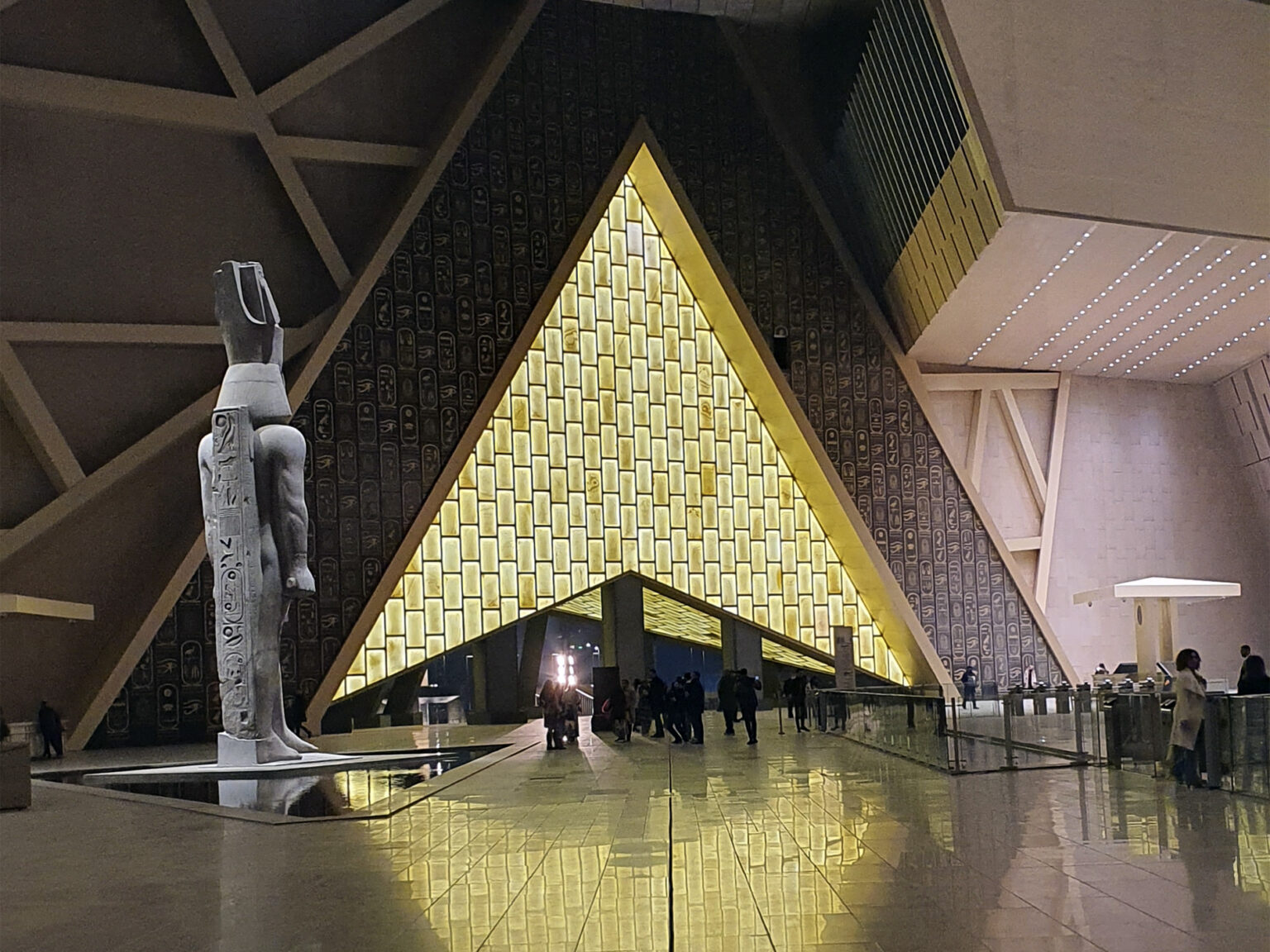 El Gran Museo Egipcio, con el mayor tesoro faraónico del mundo, abrirá ...