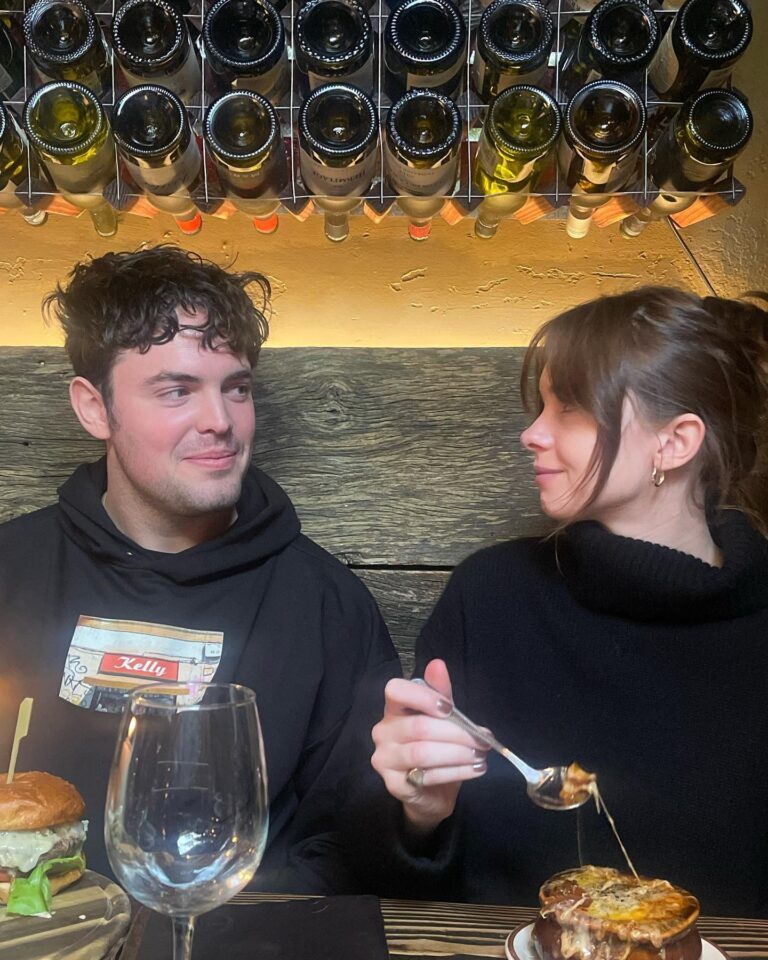 Stella Banderas vuelve con su exnovio de adolescencia