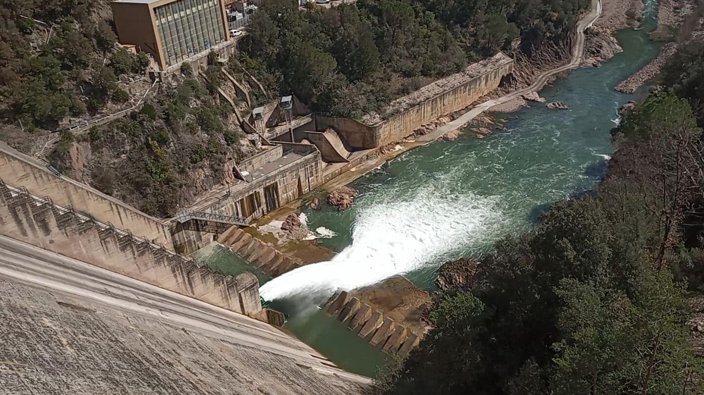 Sau, (sobre)vivir junto a un embalse vacío