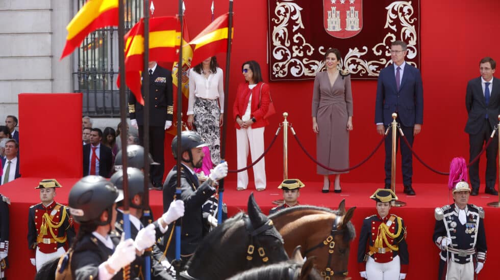 Ayuso impide a Bolaños subir a la tribuna del desfile del Dos de Mayo