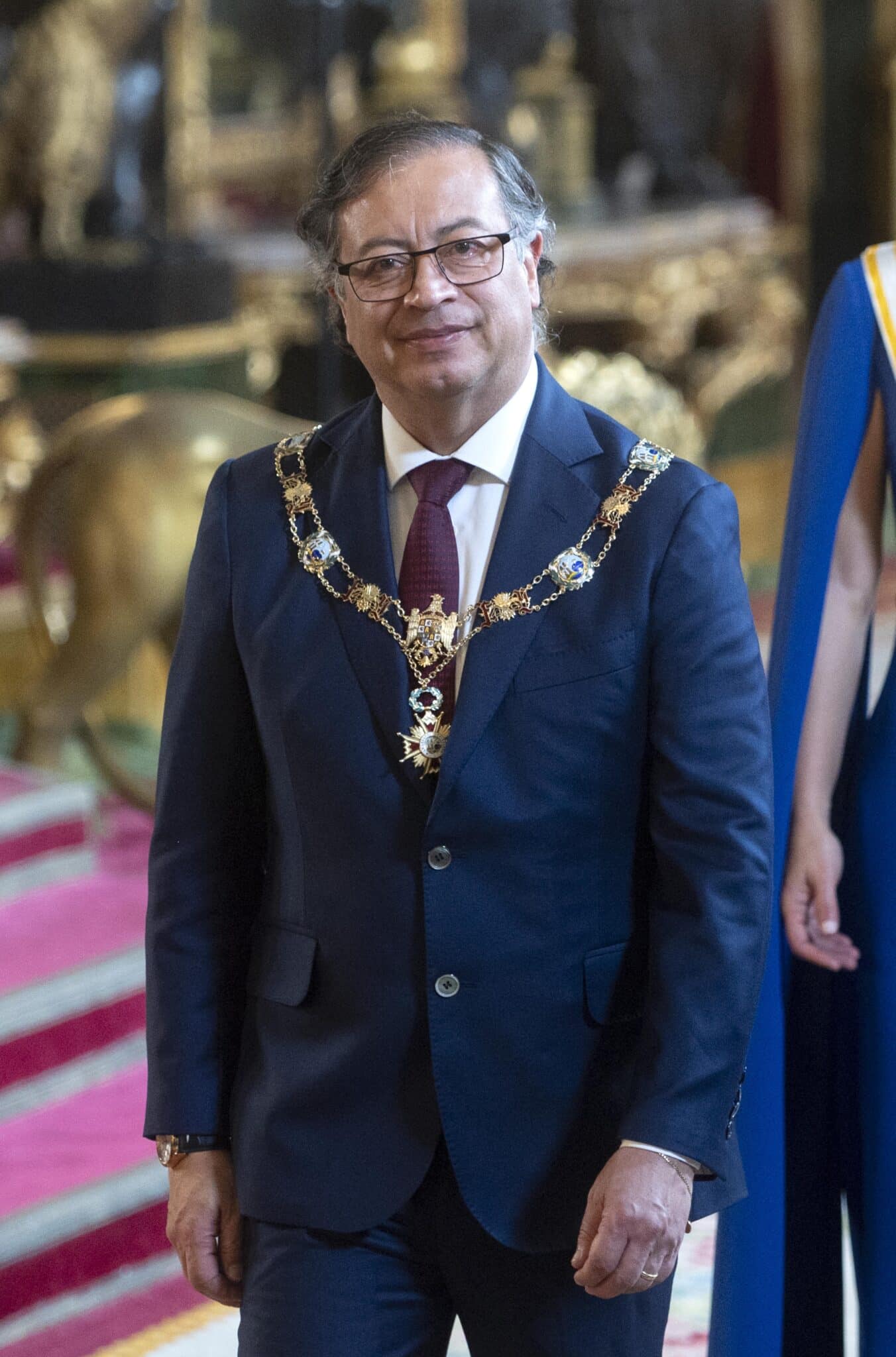 Gustavo Petro contradice a su mujer: zapatos de lujo, frac elitista