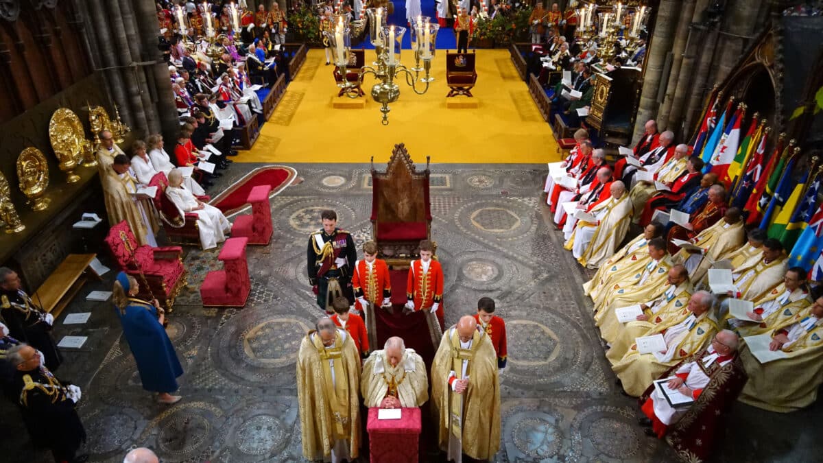 Carlos III ha sido coronado en una ceremonia llena de significado