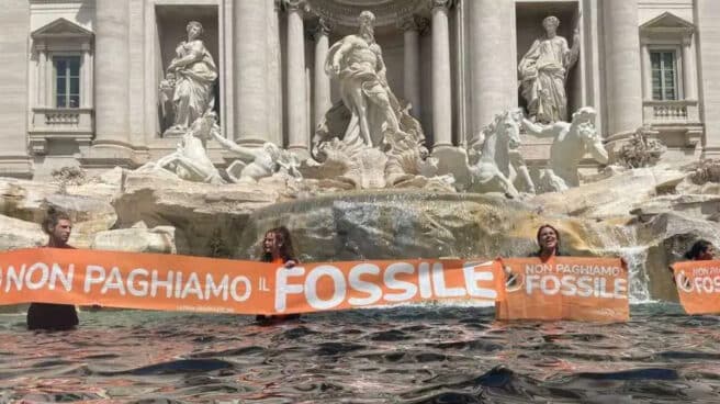 Activistas climáticos tiñen de negro la Fontana de Trevi