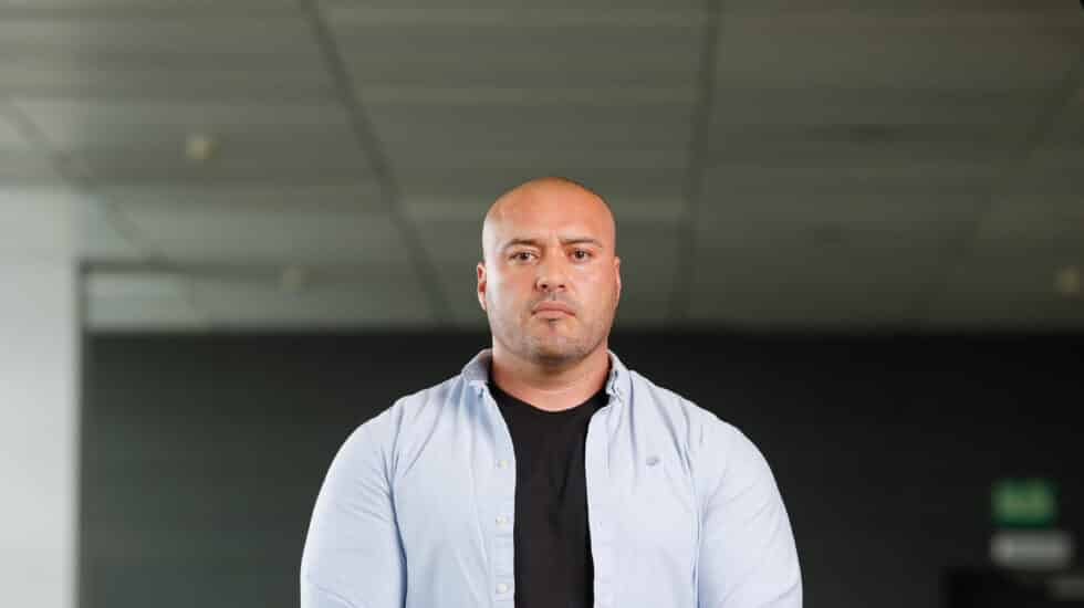 Te echó de la discoteca y ahora saca libro: es el portero de TikTok