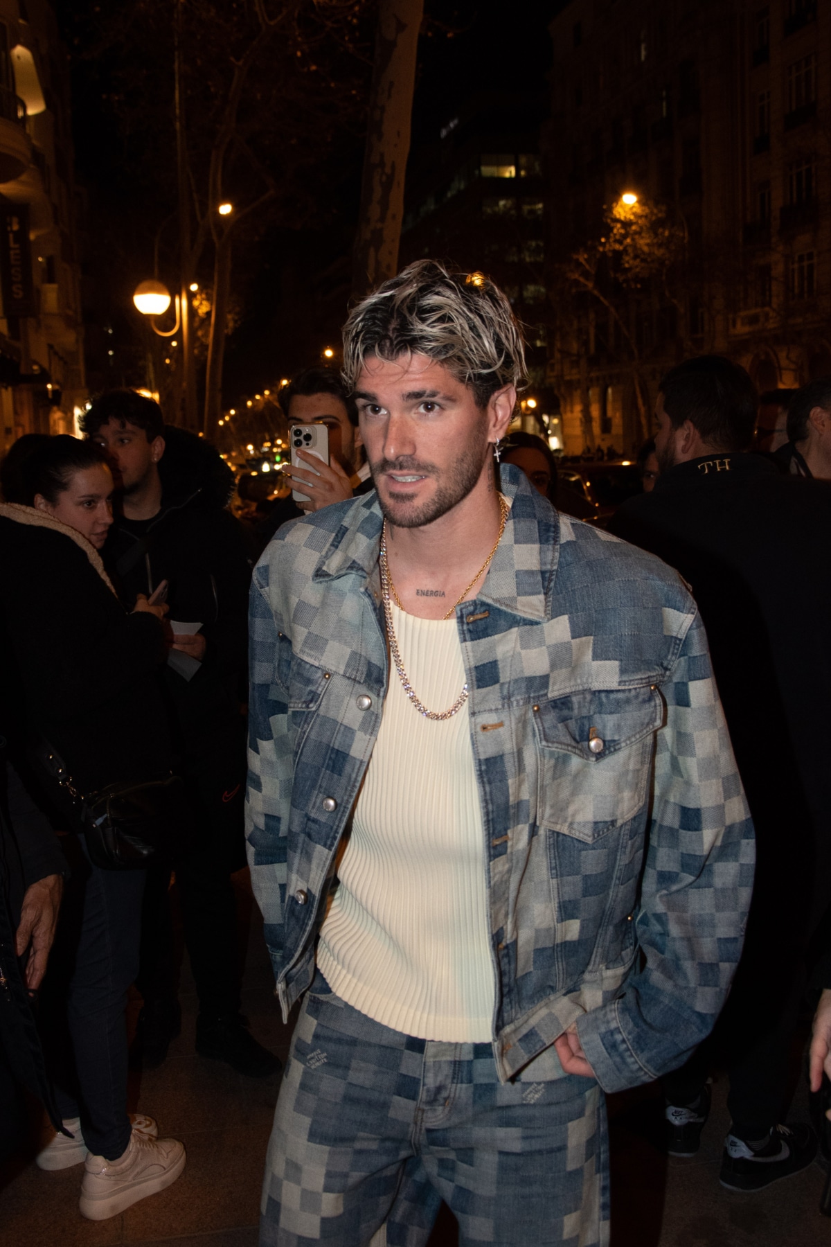 Miguel Ángel Silvestre presenta a su novia en Rhudo