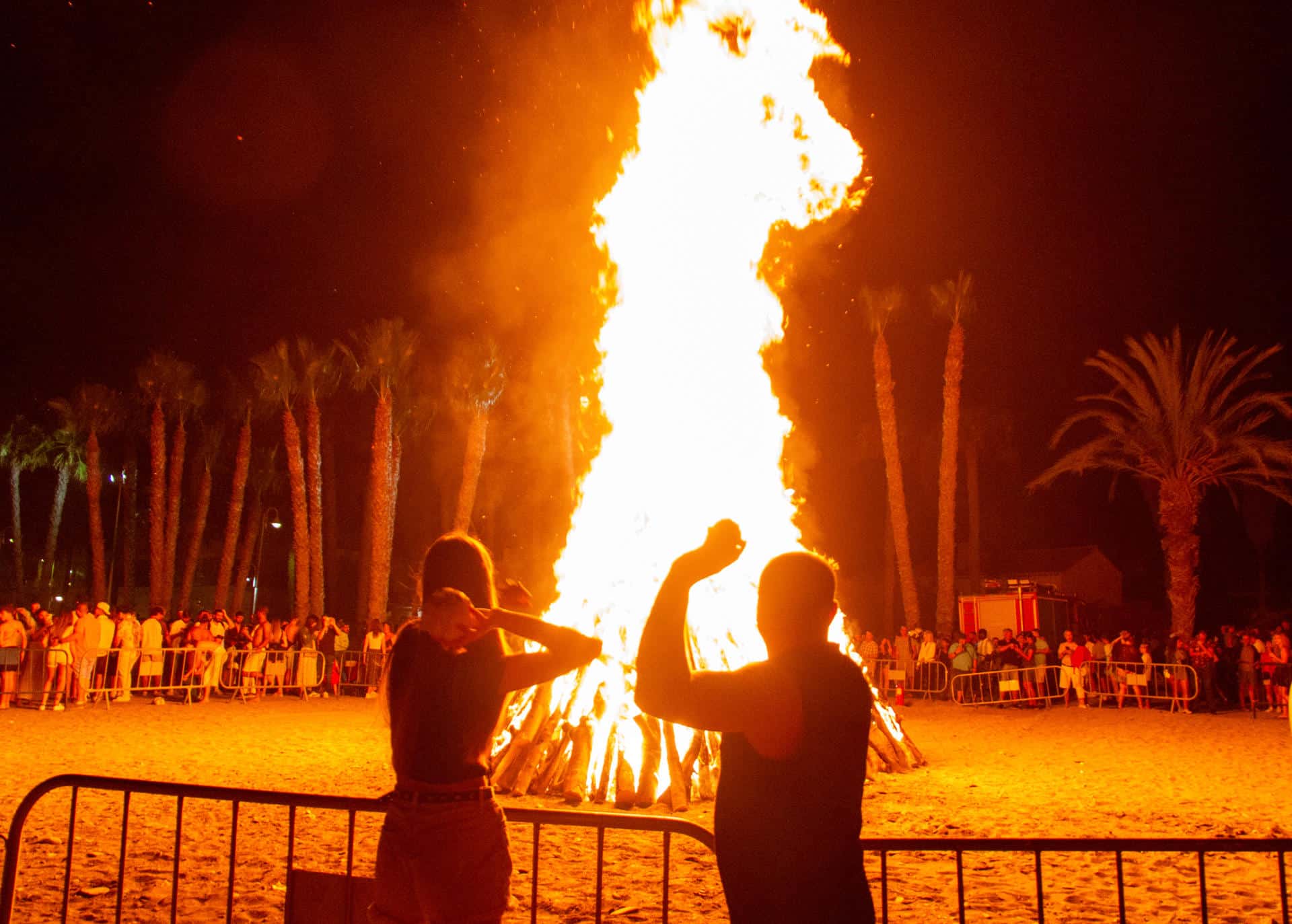 La noche de San Juan 2025: Dónde y cuándo vivir la magia de las hogueras