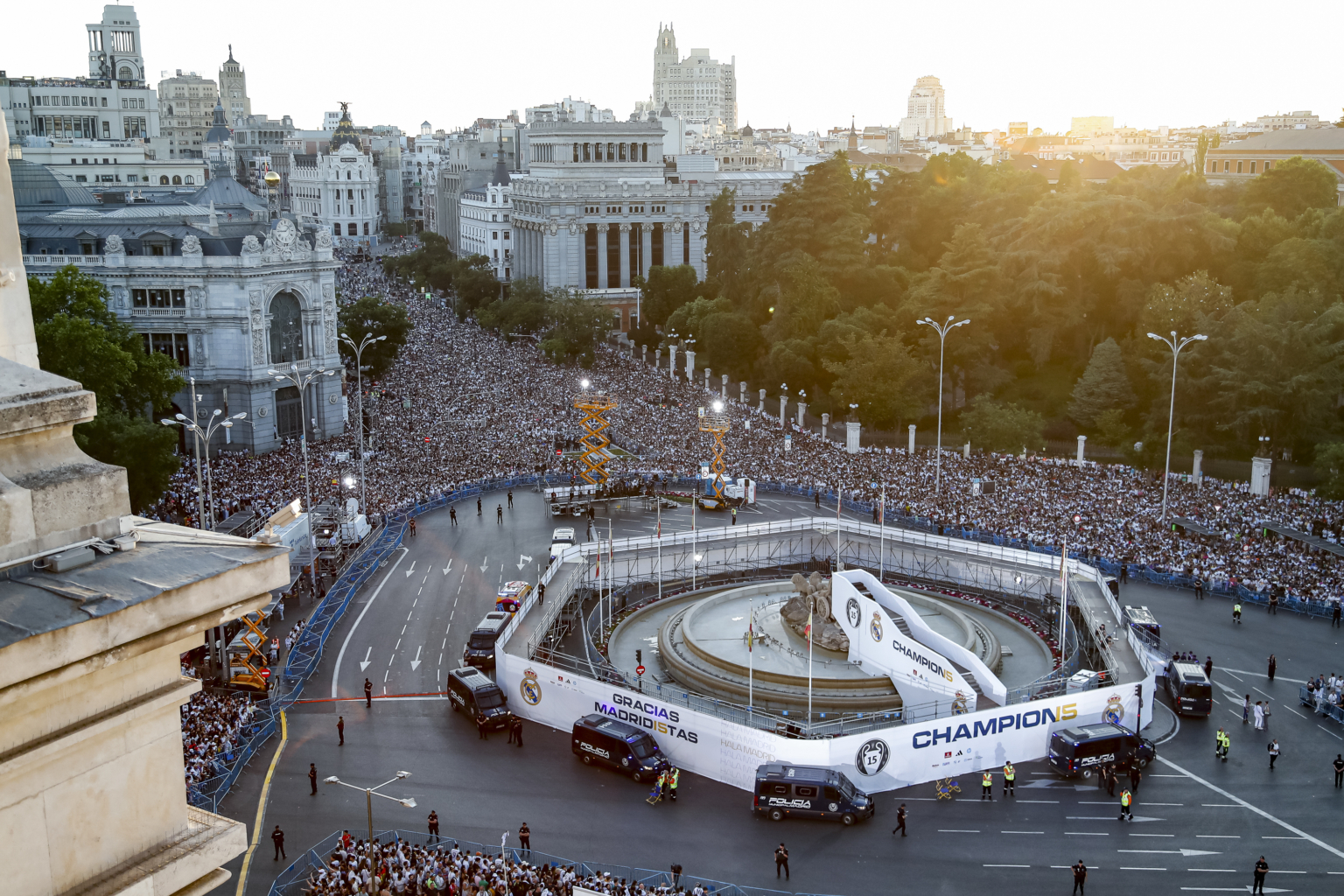 El Real Madrid celebra la decimoquinta Copa de Europa con su afición en Cibeles y el Santiago ...