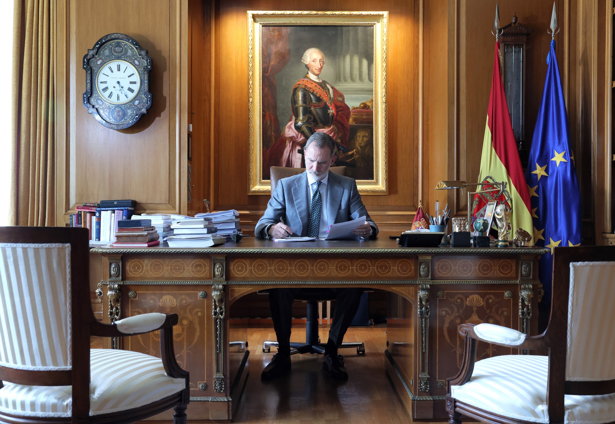 Lo que las nuevas fotos de Felipe VI en su despacho dicen de él