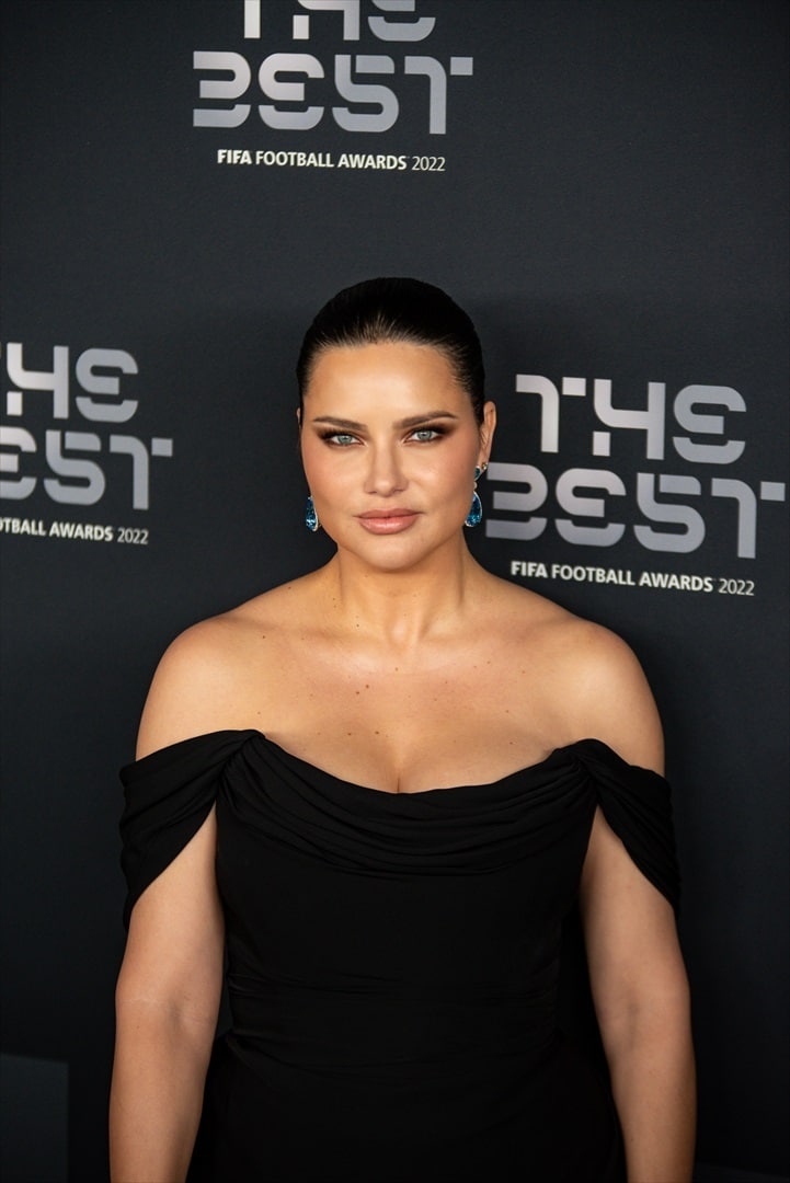 Adriana Lima reaparece con una imagen muy diferente