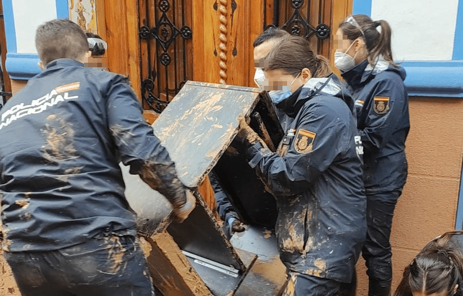 Así trabajan los alumnos de la Policía en la dana: mil futuros agentes ...