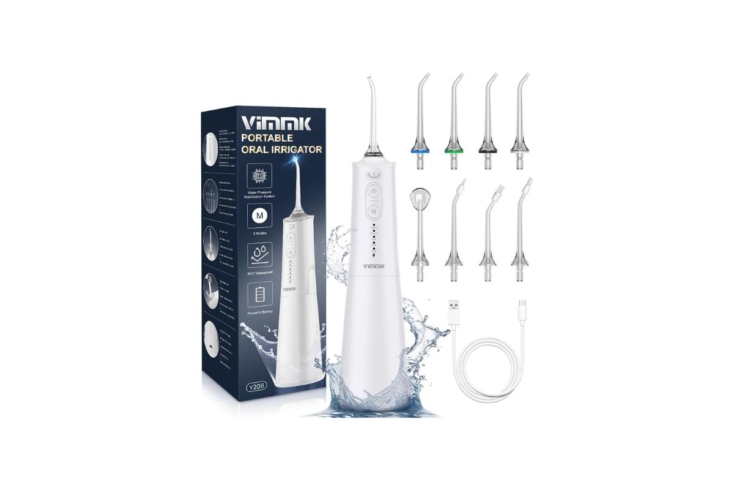 Amazon tiene el irrigador bucal perfecto para llevar en el bolso y usar ...