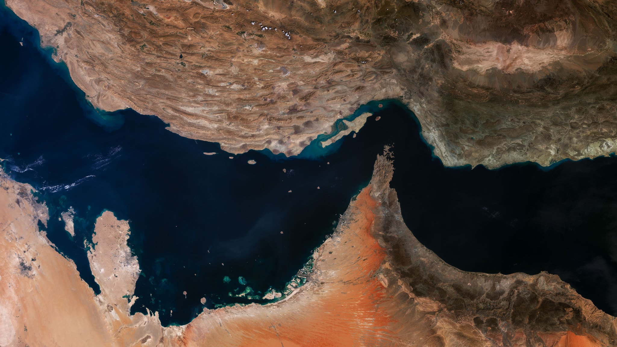 Por qué es clave el estrecho de Ormuz y cómo afecta al bolsillo