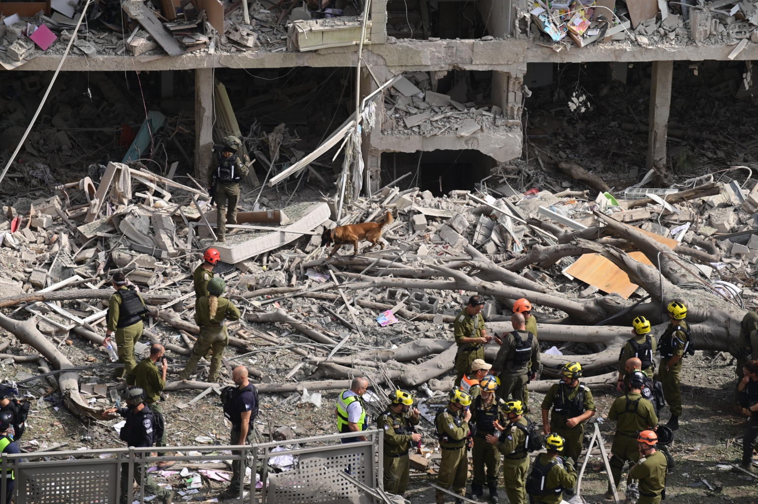 Israel intensifica los bombardeos contra lugares clave del régimen iraní