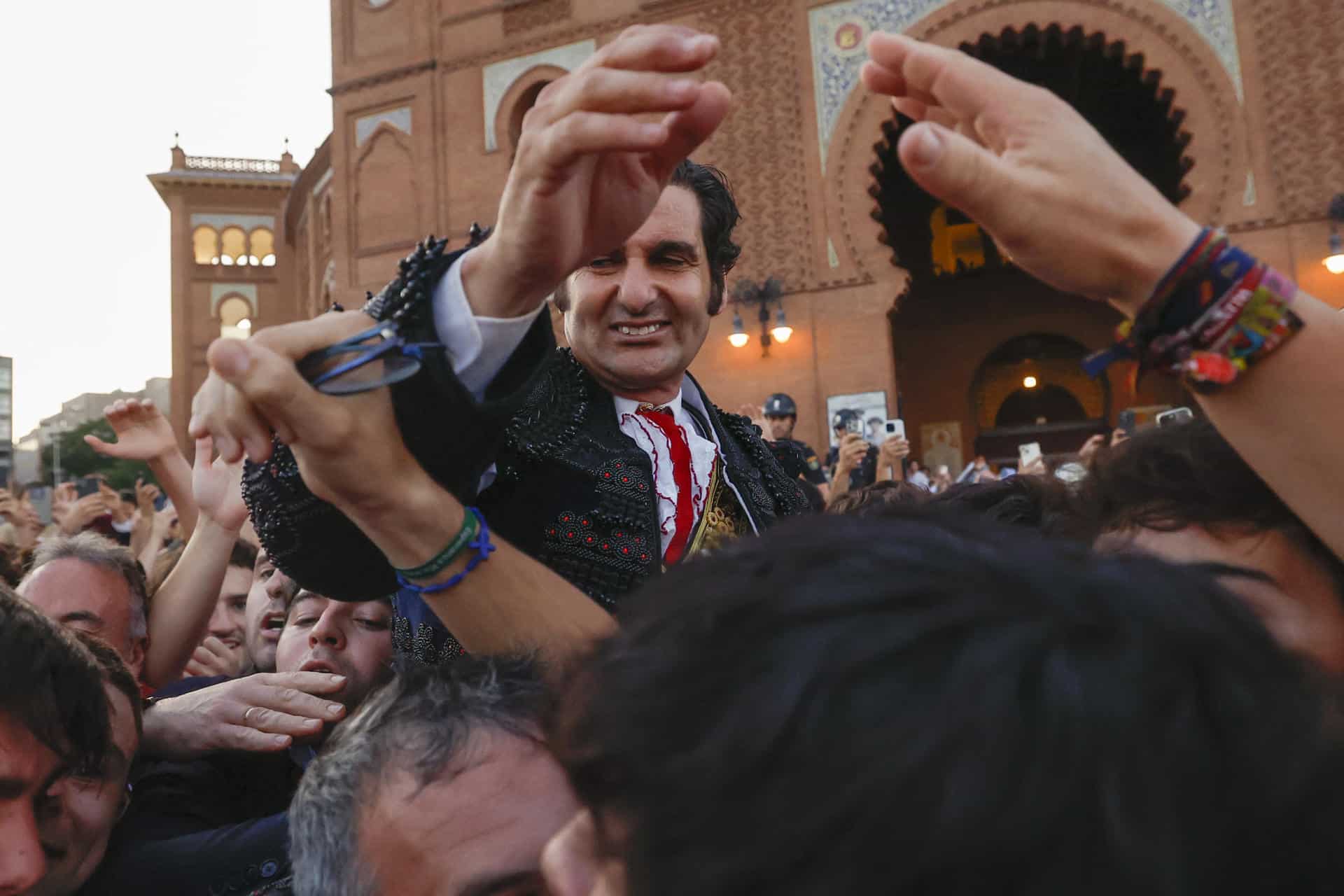Morante abre la Puerta Grande de Las Ventas en la corrida de Beneficencia