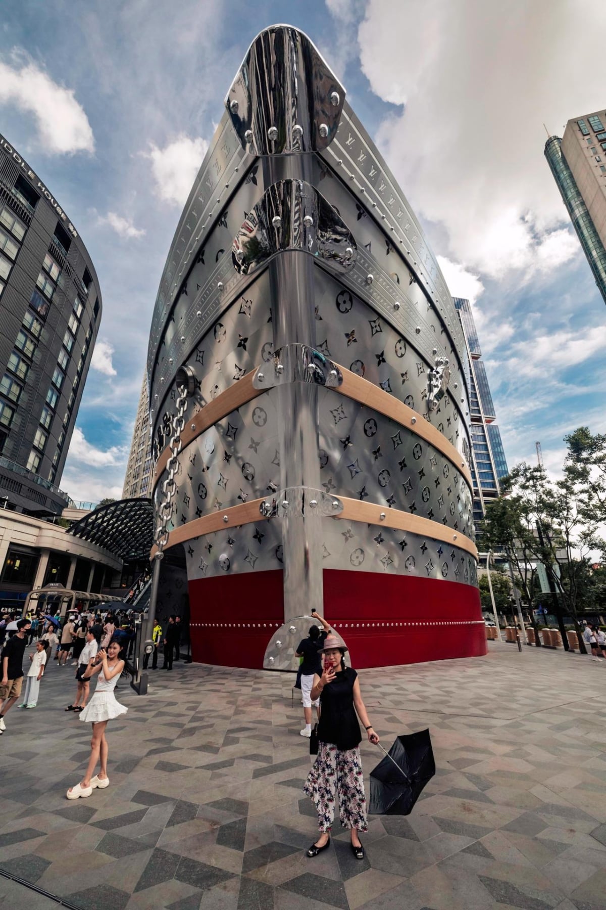 Así es el impresionante barco 'The Louis', la tienda de Vuitton