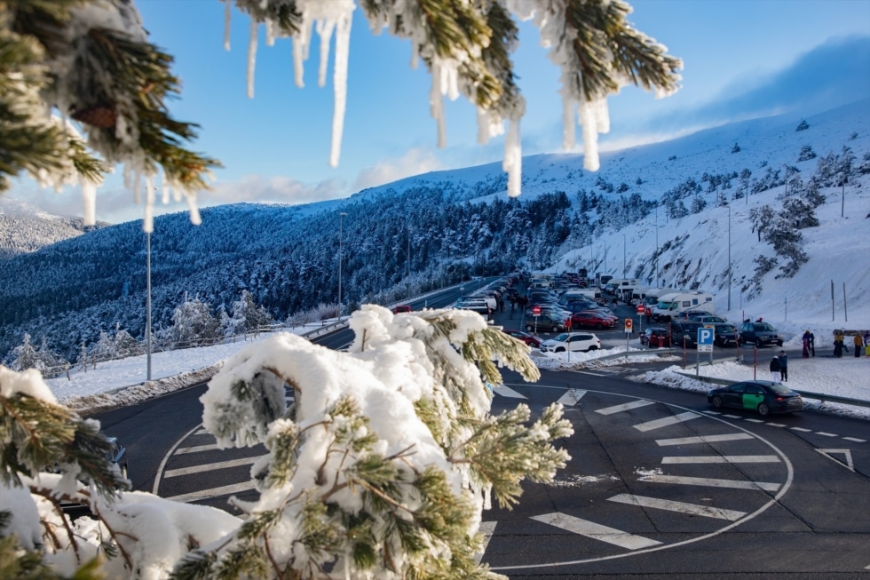 Navacerrada se llena por el buen tiempo este martes