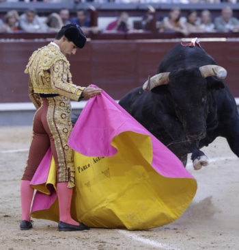El torero más viejo (casi), por la Puerta Grande de Las Ventas